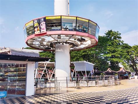 Pengunjung Yakin Naik Menara Taming Sari