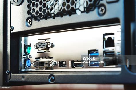 홈 개인용 컴퓨터의 금속 시스템 유닛에 설치 된 마더보드에 전선을 연결 하기 위한 클로즈업 후방 벽면 및 포트 강철에 대한 스톡 사진 및 기타 이미지 Istock