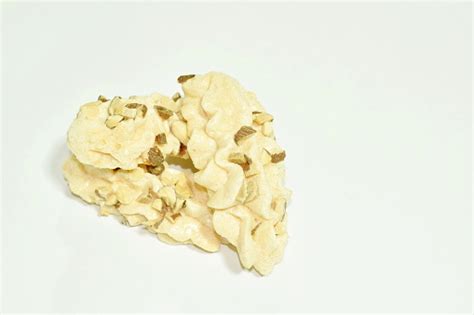 흰 배경에서 먹는 동안 입에 녹는 설탕을 가진 밀가루와 계란으로 만든 머랭 프랑스 달콤한 음식 갈색에 대한 스톡 사진 및 기타 이미지 Istock