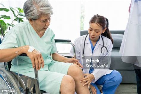 젊은 물리 치료사 여성 검사 여성 환자의 무릎 2명에 대한 스톡 사진 및 기타 이미지 2명 60 69세 70 79세 Istock