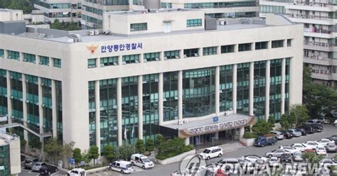 주차차량서 열린 문에 넘어진 자전거 운전자 버스에 치여 숨져