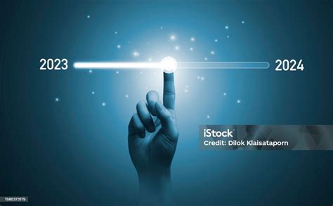 기술 개념에 따라 메리 크리스마스와 새해 복 많이 받으세요 카운트다운을 위해 2023년에서 2024년으로 변경하기 위해 다운로드 표시줄 상태를 손으로 터치하고 새로운