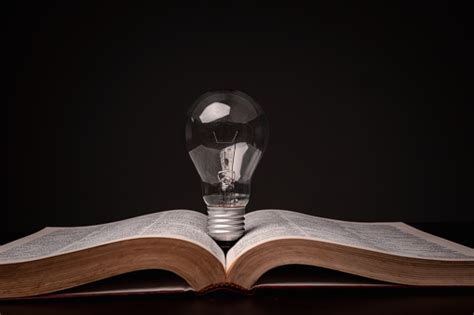책 속의 전구 독서 아이디어 혁신 독학 또는 교육 지식 및 비즈니스 교육 개념에서 얻은 영감에 대한 아이디어 0명에 대한 스톡 사진 및 기타 이미지 Istock