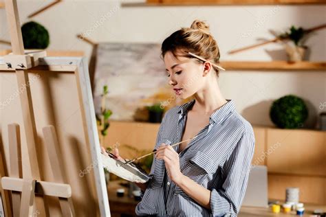 Artista Femenina Con Pincel Detr S De La Oreja Dibujo Imagen En El Estudio