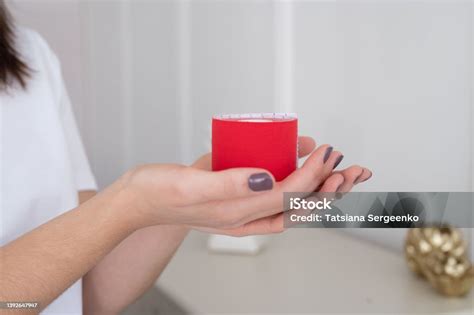 키네시오 테이프를 들고 있는 여자는 밝은 배경으로 굴러간다 운동학 물리 치료 재활 개념 개체 그룹에 대한 스톡 사진 및 기타 이미지 Istock