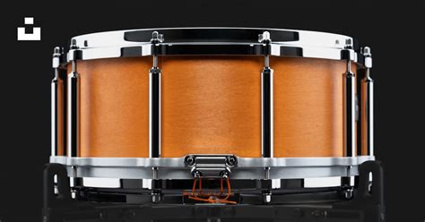 검은색 배경에 있는 드럼의 클로즈업 사진 Unsplash의 무료 스네어 드럼 이미지