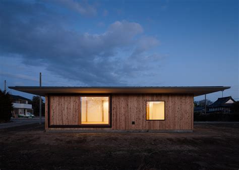 Nobuo Araki Creates House With Overhanging Eaves In Japan