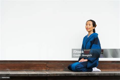 교토 사원에서 명상에 무릎을 꿇고 전통 기모노에 성숙한 일본 여자 기모노에 대한 스톡 사진 및 기타 이미지 기모노 여자 앉음 Istock