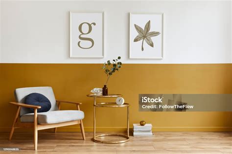 디자인 안락의자 우아한 골드 커피 테이블 모의 포스터 프레임 꽃병의 꽃 장식 및 가정용 장식페스로나 액세서리가있는 현대적인 스타일의 인테리어의 독특한 거실 템플릿 0명에