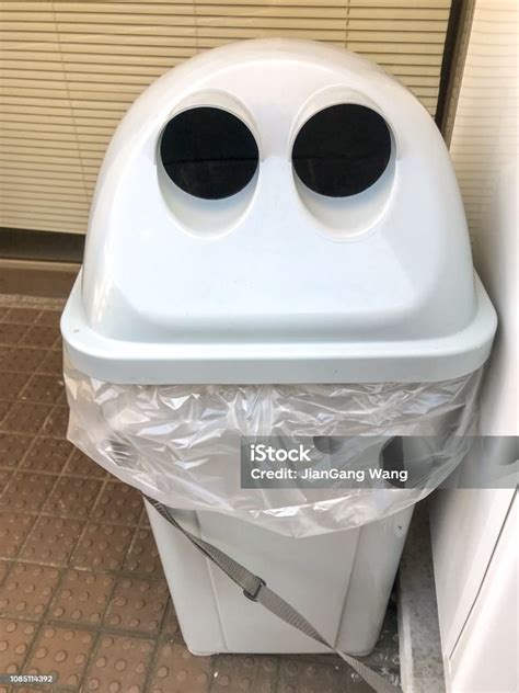 빈 캔과 페트 병 음료 공급 업체 컴퓨터에 플라스틱 휴지통 0명에 대한 스톡 사진 및 기타 이미지 0명 고정시킴 금속 Istock