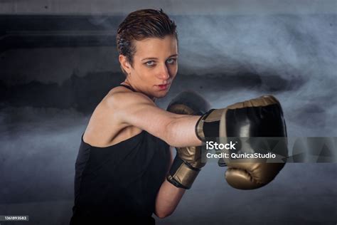 권투 장갑을 끼고 카메라를 보고 있는 여성 복서의 클로즈업 이미지 20 24세에 대한 스톡 사진 및 기타 이미지 20 24세 건강한 생활방식 검은색 Istock