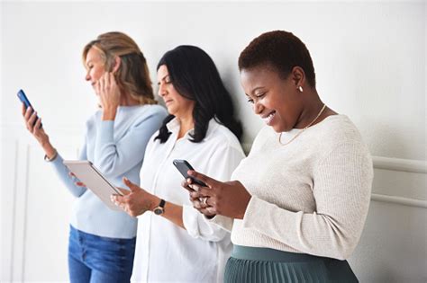 구직 소셜 미디어 마케팅 및 경력 다양성을 위해 휴대폰 태블릿 및 기술로 대기실에 있는 여성 스마트폰 디지털 앱 또는 전화 네트워킹에 줄을 선 사람들의 성평등 3 명에 대한