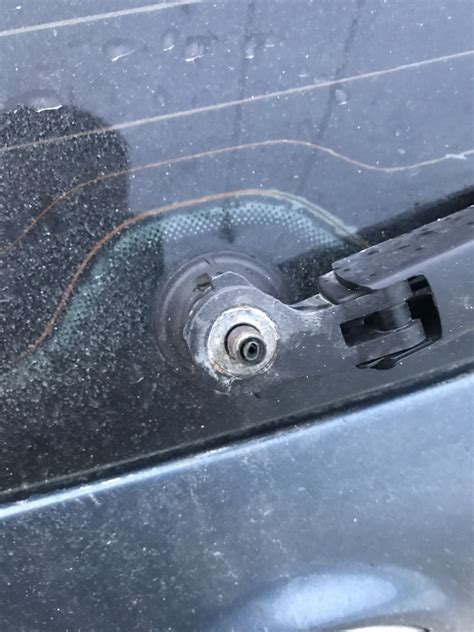 Ремонт заднего стеклоочистителя — Volkswagen Golf Mk5, 1,6 л, 2007 года ...