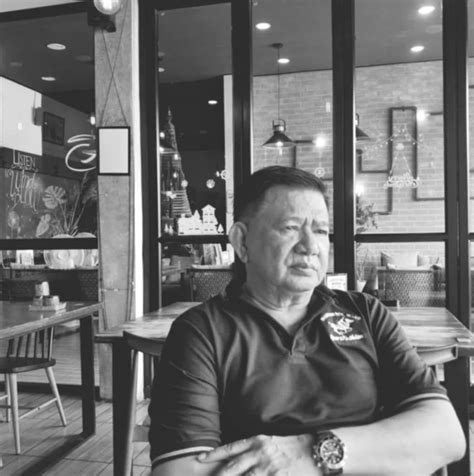 ทศพร ใต้ฝ่าละอองธุลีพระบาท ขอน้อมกราบ ขอพระราชทานพระบรมราชานุญาต ขอพระองค์ทรงพระเจริญยิ่งยืน