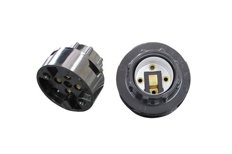 Is276 A E26 To Medium Light Socket Adapter 660 Watts 250 Voltage Screw In Mounting