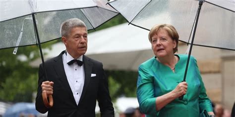 Mann Von Angela Merkel Hat Wieder Haare Nauch