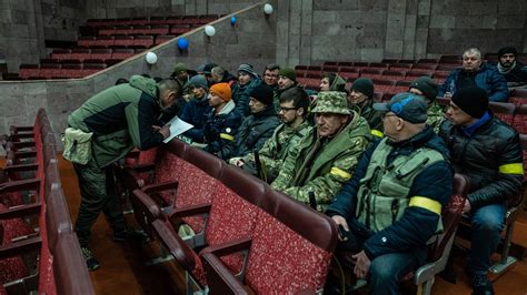 Volunteers In Kyiv Sign Up To Join The Territorial Defense Forces 02