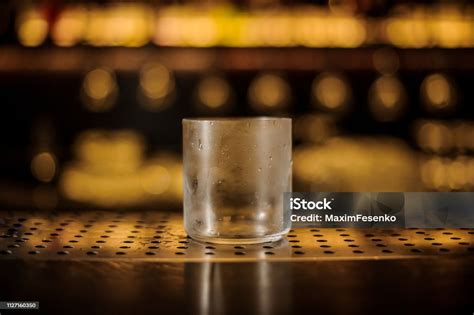 작은 빈 흐린 칵테일 유리 막대에 황금 빛의 배경에서 카운터 배경 주제에 대한 스톡 사진 및 기타 이미지 배경 주제 빈 유리잔 어두운 색 Istock