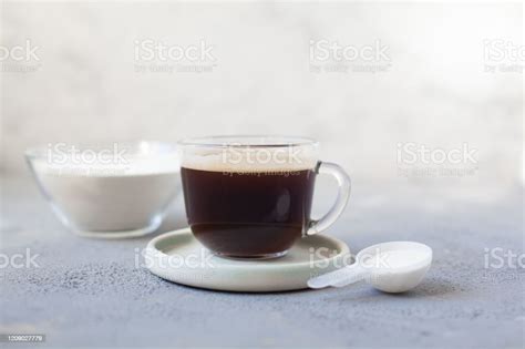 콜라겐 파우더와 모닝 커피 추가 단백질 섭취 피부 뼈 관절 및 장건강을 위한 천연 미용 및 건강 보조 식품 식물 또는 생선 기반 텍스트의 공간을 복사합니다 가루로 빻은에