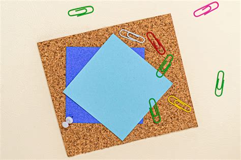 펜 연필 메모장 노트북 스테이플러 스테이플러 클리퍼 종이 클립 홀더 클립 보드 테이블 위에 배치 여러 모듬 컬렉션 사무실 문구 사진 메모판에 대한 스톡 사진 및 기타 이미지