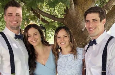 Deux sœurs jumelles ont épousé deux frères jumeaux faisant de leurs filles des sœurs À quoi