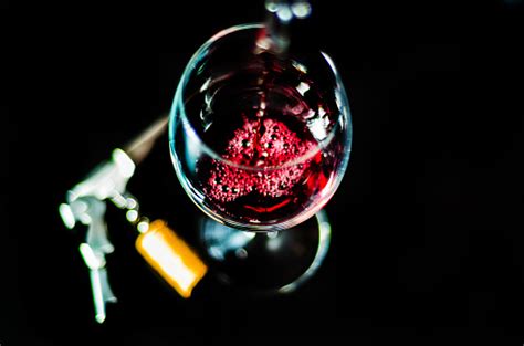 유리 미식가 위한 와인 절묘 한 주류 한 잔으로 순간의 축 하에에서 레드 와인을 붓는 가득 찬에 대한 스톡 사진 및 기타 이미지 가득 찬 결정체 고급 Istock