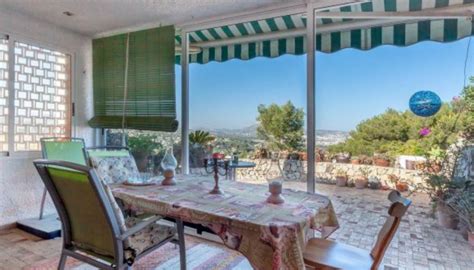 Amplio Salón Comedor Con Grandes Ventanales Que Conectan El Interior