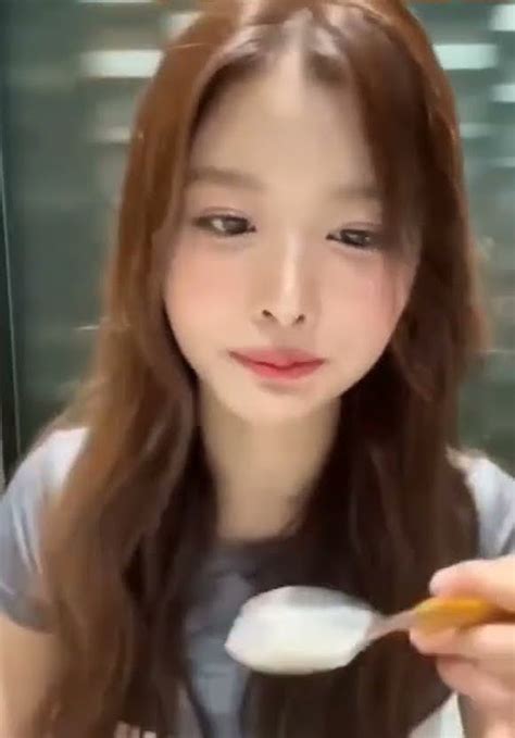 맛있어서 노래 부르는 설윤 Youtube