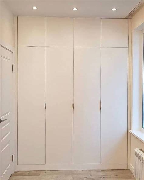 Распашной шкаф с комфортным наполнением В квартиру для Юлии мы изготовили сразу 3 распашных