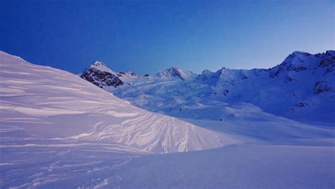 Пейзаж с видом горы и на подсвеченные солнцем сугробы · бесплатная фотография от Mintyan