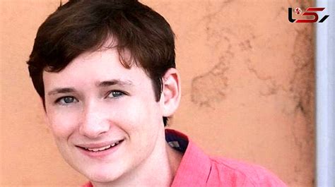 بی حیایی پسر 19 ساله و دوستش جلوی چشمان پدر و مادر عکس