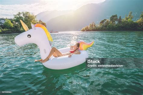 스위스사람에 아름 다운 호수에 재미 풍선 유니콘에 젊은 여자 여행 휴가 개념 유니콘에 대한 스톡 사진 및 기타 이미지 유니콘