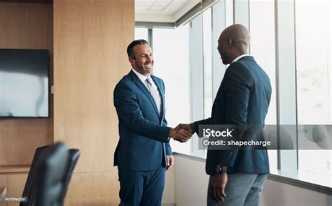 비즈니스 사람들 파트너십을 위한 악수 및 기업 회의 협업 또는 회의실에서의 인사 B2b에서 동료와 악수하는 사업가 사무실에서