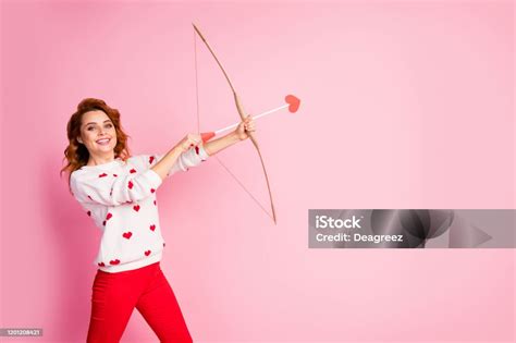 그녀의 초상화 그녀 좋은 매력적인 사랑스러운 예쁜 귀여운 자신감 사랑스러운 쾌활한 쾌활한 쾌활한 쾌활한 기쁜 물결 모양의 머리 소녀 천사 촬영 화살표 일치 만드는 소울