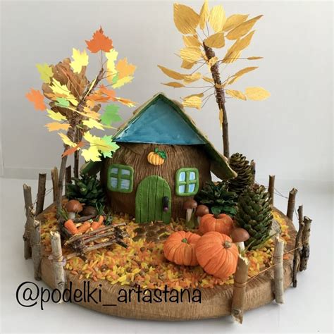 Осенний домик из дерева и искусственных листьев