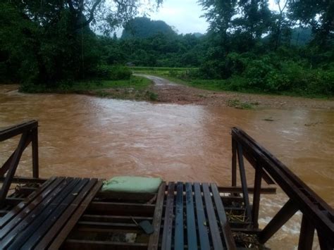 ရှမ်းရွာသစ်မြို့တွင် မိုးများသည်းထန်စွာရွာသွန်းပြီး တောင်ကျရေများတိုက်စားမှုကြောင့် ပေ ၃၀