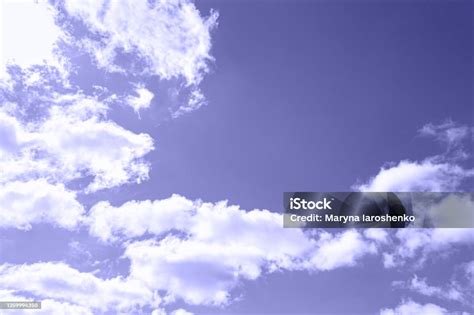 단색 색상의 하늘 배경의 매우 페리 아름다운 전망 밝은 하늘의 흰색 구름 올해의 색상 2022 트렌디 한 컨셉 0명에 대한 스톡 사진 및 기타 이미지 Istock