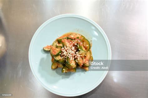 Oi Muchim 그릇에 참깨와 다진 칠리 페퍼를 곁들인 한국의 매운 오이 샐러드 0명에 대한 스톡 사진 및 기타 이미지 0명 건강한 식생활 곁들이는 요리 Istock