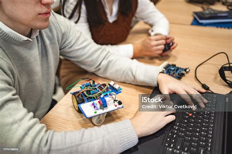 교실에서 프로젝트를 진행하고 있는 두 명의 전기 공학 학생 20 24세에 대한 스톡 사진 및 기타 이미지 20 24세 2명