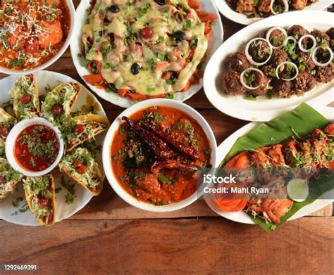 다양한 인도 음식 치킨 마살라 파니에 티카 양고기 콜라와 나무 배경에 워싱턴 파스타 인도 요리의 요리와 전채 케밥에 대한 스톡 사진 및 기타 이미지 Istock