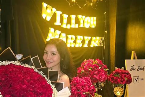 Mawar AFI Dilamar Kekasihnya Kevin Wazeng Saat Makan Malam