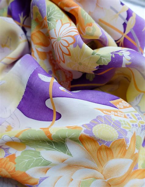 Silkekimono I Gul Og Lilla Med Blomsterbuketter Kimono Of Clouds