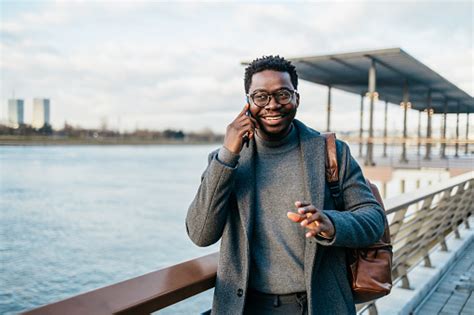 도시 거리에서 스마트 폰을 사용하는 아프로 미국 사업가 20 24세에 대한 스톡 사진 및 기타 이미지 20 24세 Brand Name Smart Phone 거리