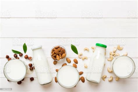 다양한 비건 우유 아몬드 캐슈를 테이블 배경에 놓거나 모은다 비건 식물성 우유와 재료 평면도 0명에 대한 스톡 사진 및 기타 이미지 Istock