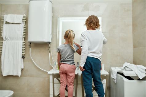 화장실에서 집에서 이빨을 닦으면서 거울을 보고 있는 두 명의 어린이 소년과 소녀 가정 생활에 대한 스톡 사진 및 기타 이미지 가정 생활 가정의 방 가족 Istock