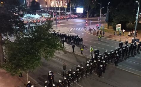 Спикер парламента Брнабич Протестующие в Белграде призвали к уничтожению Сербии