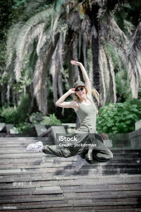 힙합 의상을 입은 쾌활한 소녀가 사우스 파크의 계단과 야자수의 배경에 대해 높은 점프를 합니다 거리에 대한 스톡 사진 및 기타 이미지 Istock