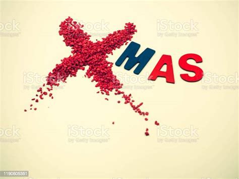 Xmas 단어의 교차 처리 된 톤 회색 그라데이션 배경에 파란색 빨간색 나무 알파벳과 생생하고 활기찬 빨간색 작은 자갈의 클로즈업 메리 크리스마스 기념일 축 하 인사말 카드