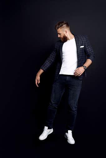 공중에 있는 남자 검은 배경에 점프하는 동안 아래를 내려다 보이는 잘 생긴 젊은 수염 남자의 전체 길이 가냘픈에 대한 스톡 사진