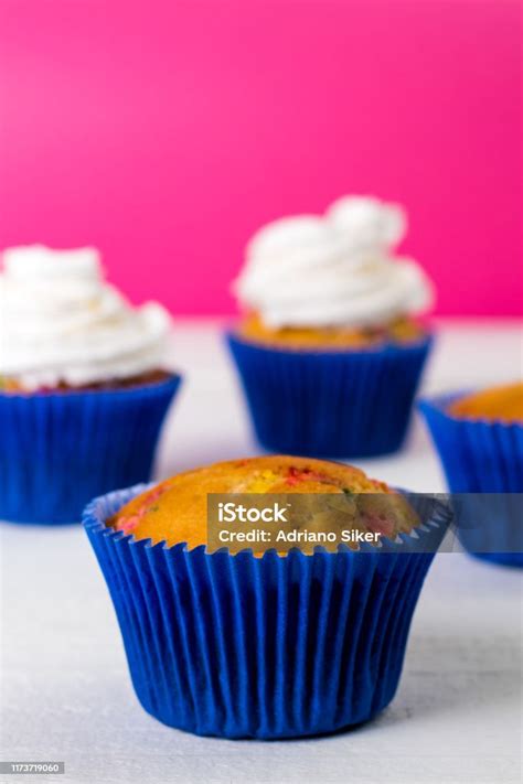 맛있는 바닐라 컵케이크와 샹티이 브리에브리에로 는 파란 공 비 위에 곡물색과 실버 레인 캔들 0명에 대한 스톡 사진 및 기타 이미지 Istock